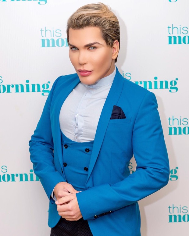 Ken humano exibe costelas retiradas do próprio corpo após plástica - Virgulistas Brasil